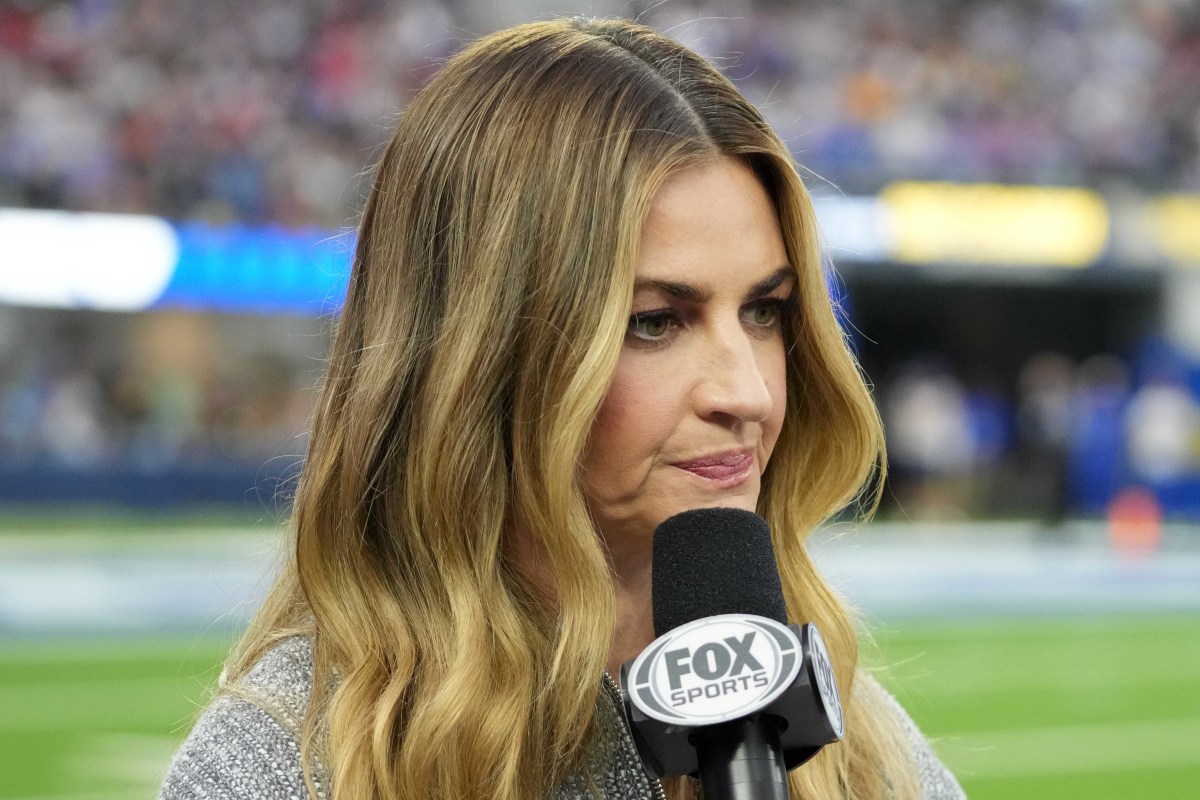 Erin Andrews grabs attention with her outfit for NFL game