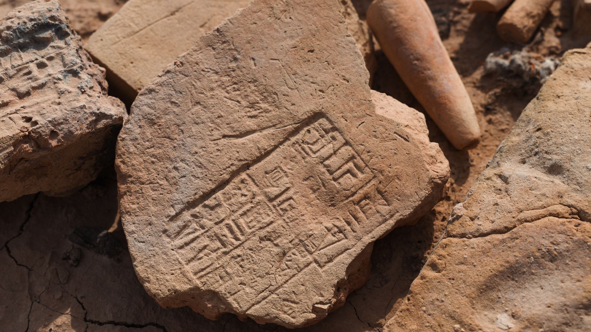 Descubren una piedra de 200.000 años de antigüedad con mensajes secretos