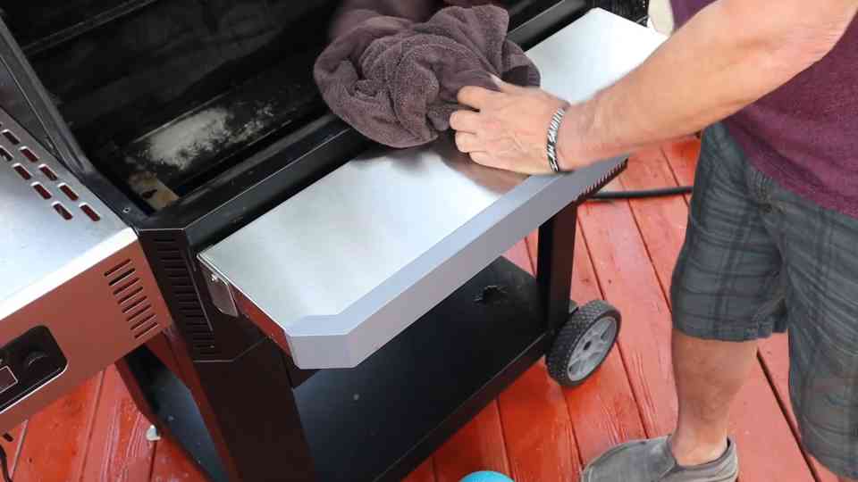 How to clean your masterbuilt gravity series smoker 560 1050