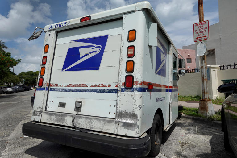 What Illinois services are available on Christmas? USPS, stock market, more