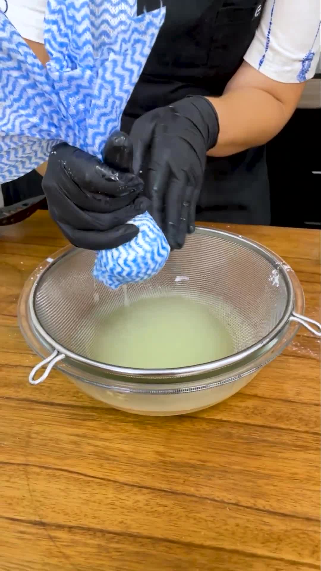 Não jogue leite azedo fora! Faça isso