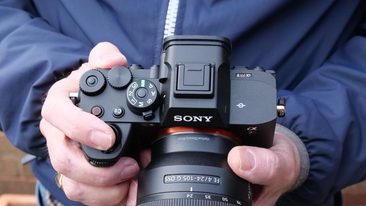 Sony overhauls the A7 IV and A7R V with firmware for AF, anti-AI video ...