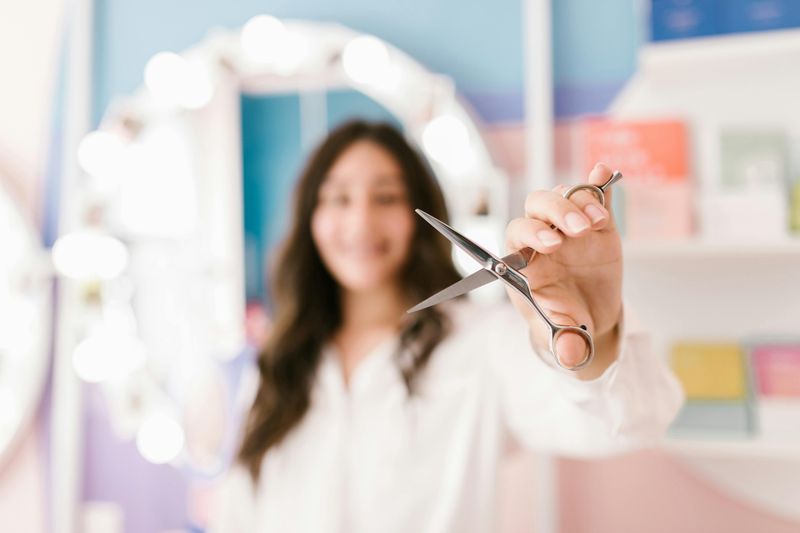 10 Everyday Struggles Only Left-Handed People Understand