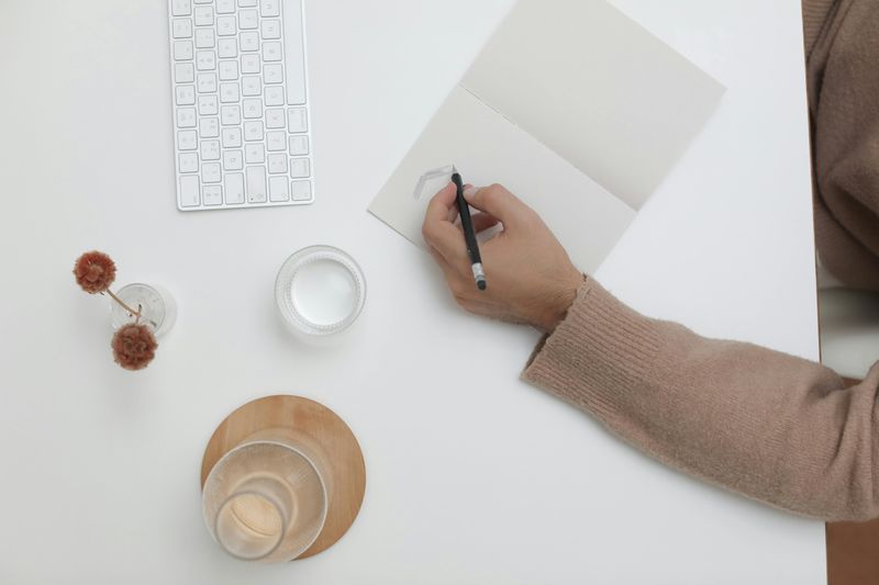 10 Everyday Struggles Only Left-Handed People Understand