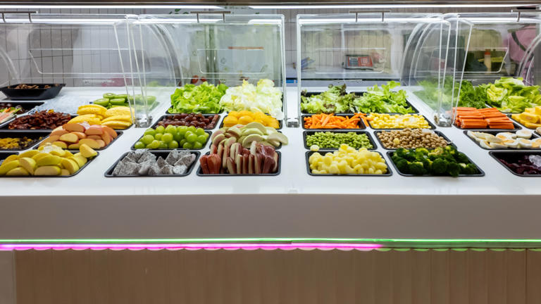 These Are the 3 Biggest Signs a Buffet Could Give You Food Poisoning ...