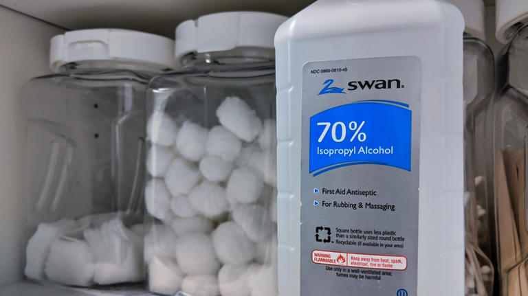 14 Common Cleaning Products You Should Never Mix With Bleach