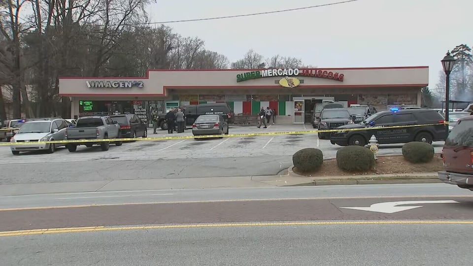 Father killed in front of young son during robbery; security guard ...