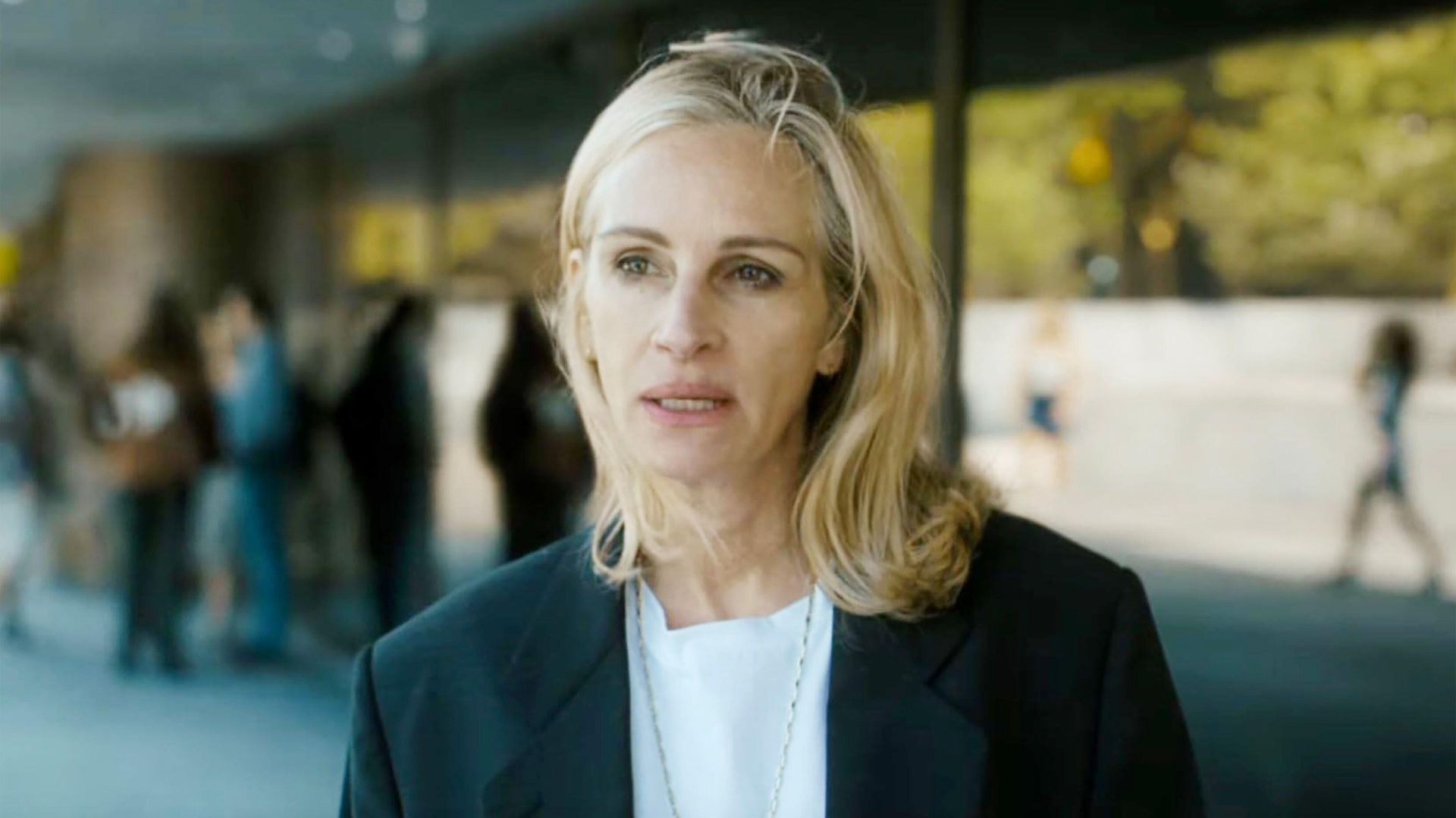 Julia Roberts' 'gripping' psychological thriller is storming the charts