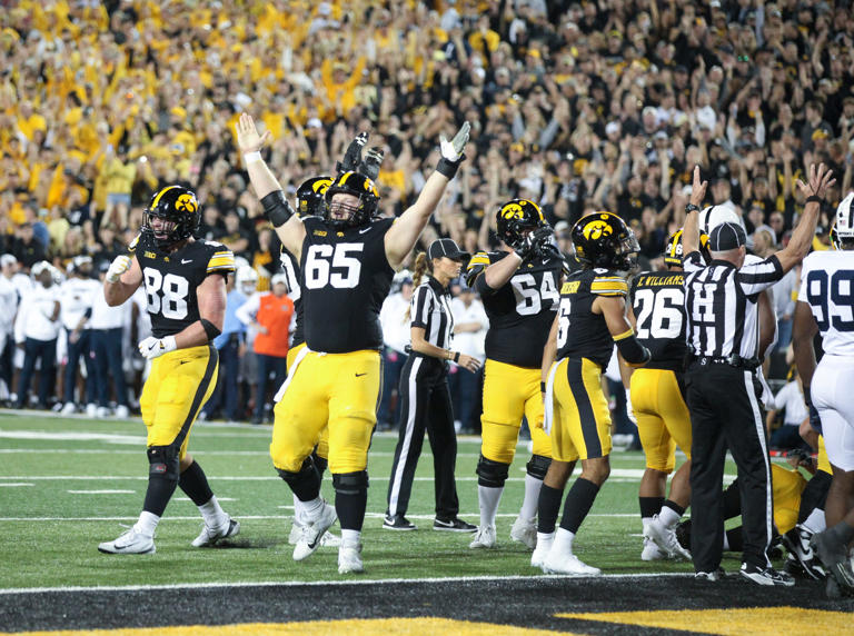 Iowa football duo earns FWAA All-American honors