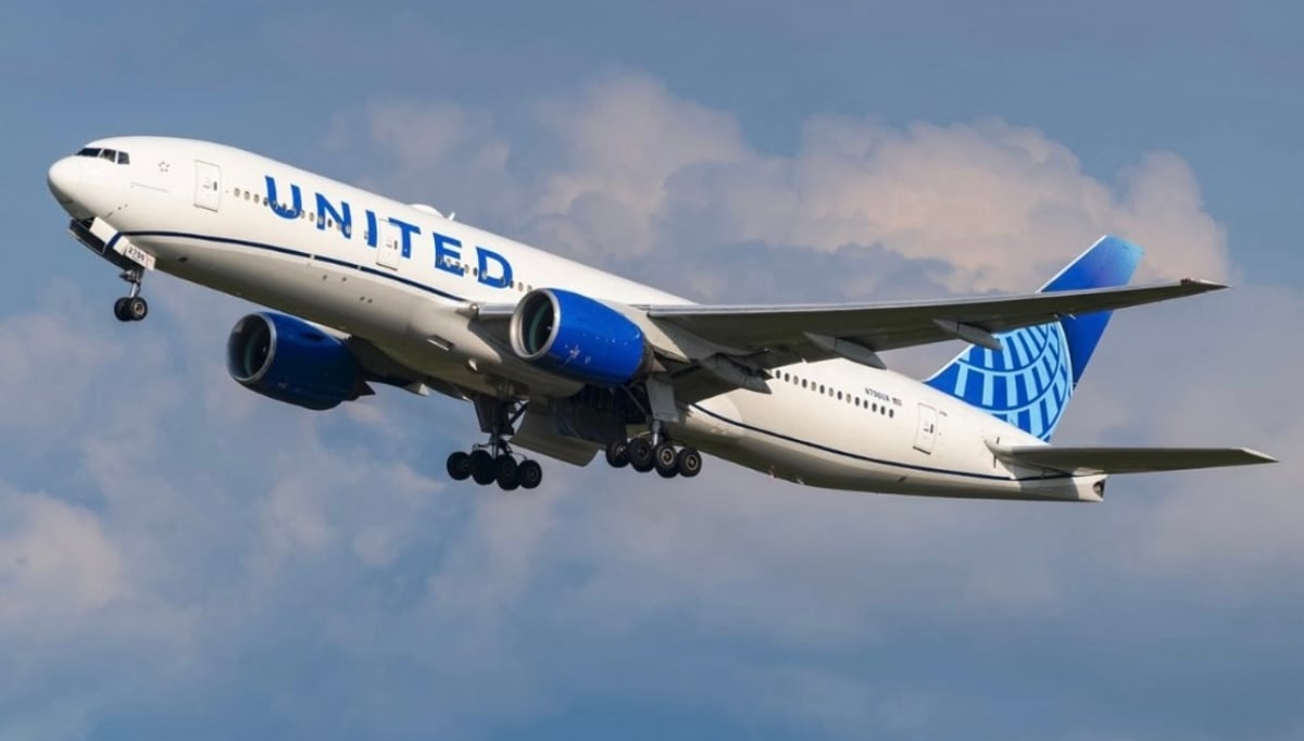 Plane hits truck and pole while landing at Newark Airport