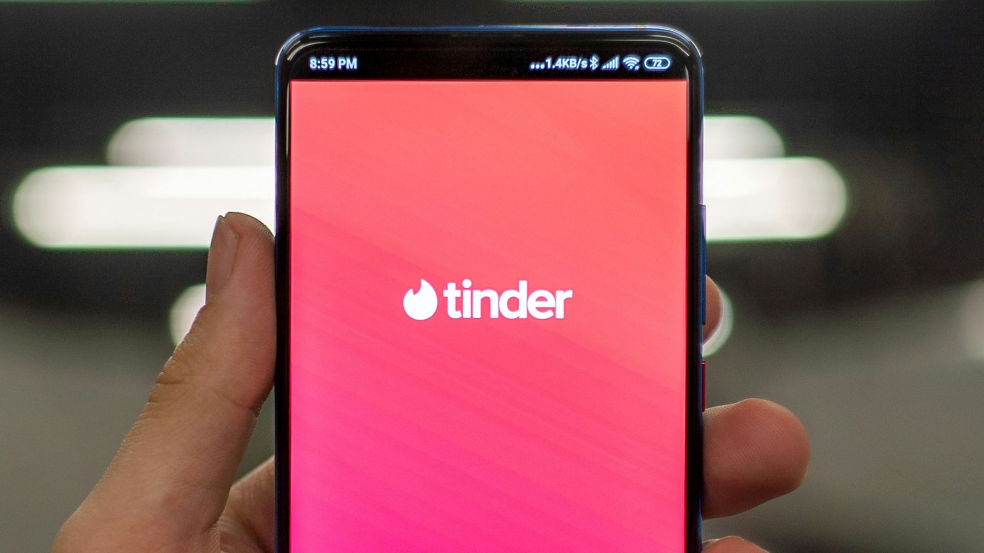 10 Reasons Why Women Swipe Right On Dating Apps & 10 Reasons Why They ...