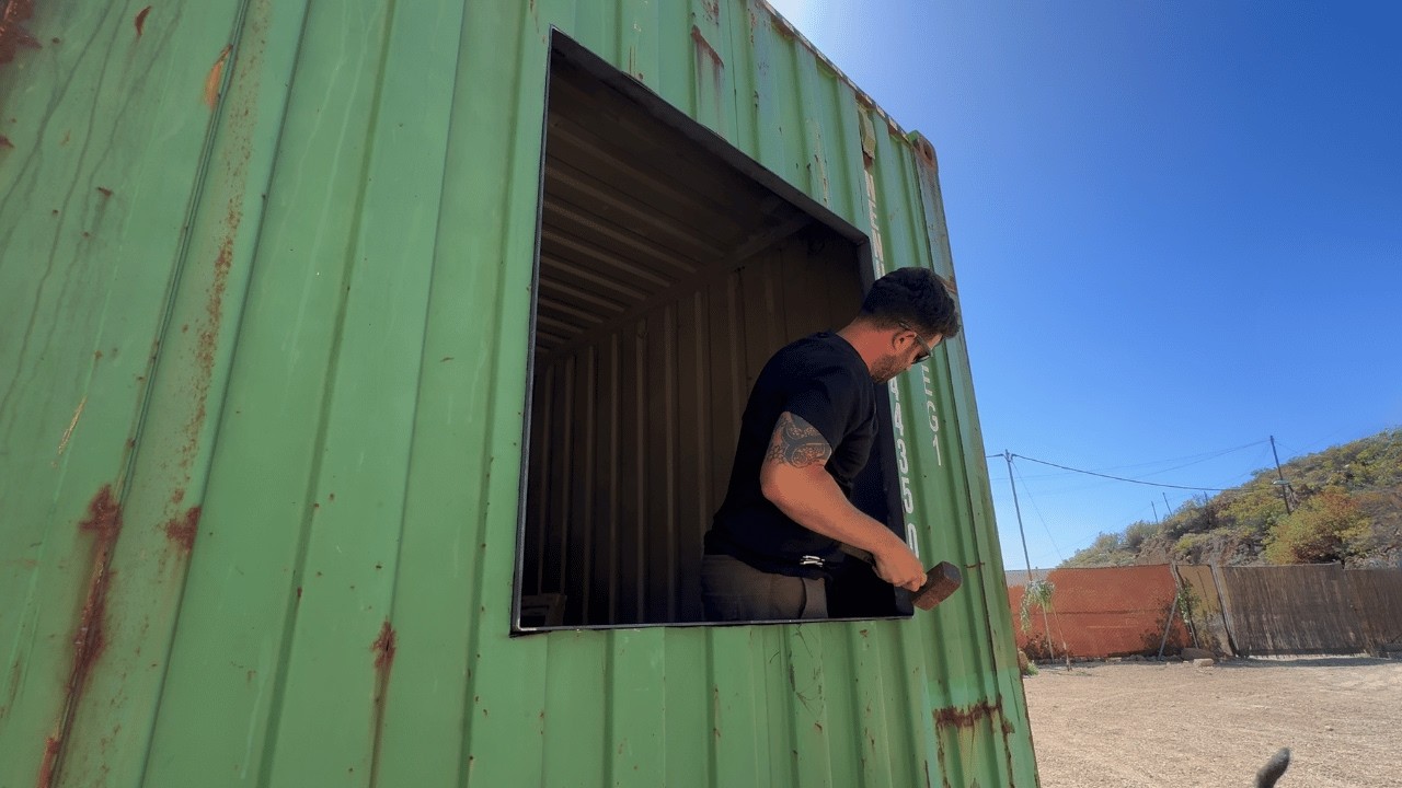#5 Mira lo que sucede cuando cortas ventanas en un contenedor marítimo!