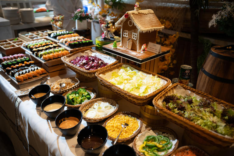 These Are the 3 Biggest Signs a Buffet Could Give You Food Poisoning ...