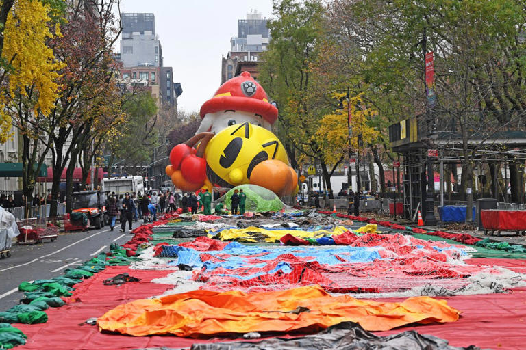 Thousands gather to watch new Macy’s Thanksgiving Day Parade balloons ...