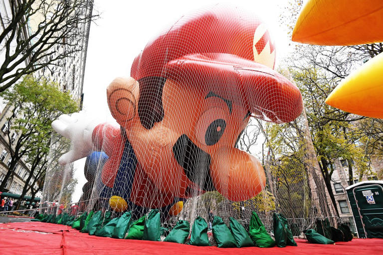 Thousands gather to watch new Macy’s Thanksgiving Day Parade balloons ...
