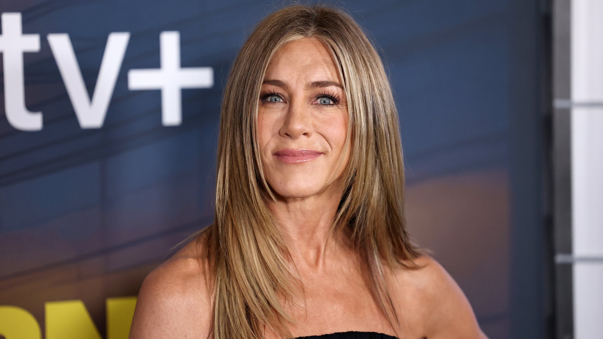 Jennifer Aniston Styles These Exact Flip-Flops With Everything