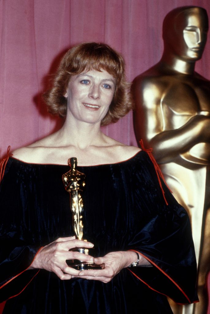 '60s movie star, 88, looks incredibly ageless in glamorous red carpet ...