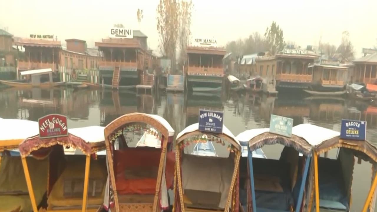 Kashmir cold wave: Tourists enjoy minus temperatures on Dal Lake