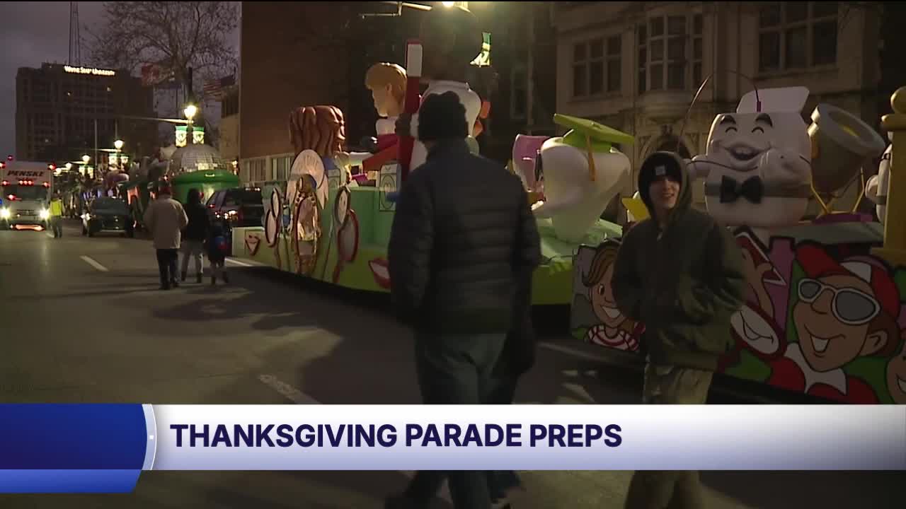 Families walk Woodward Avenue the night before Thanksgiving parade as ...
