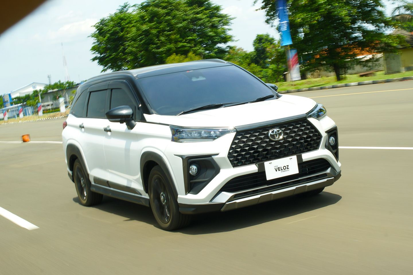 Irit dan canggih, Toyota Veloz Hybrid berpotensi goyang beberapa model ini