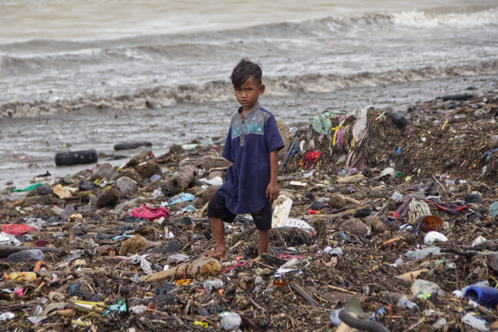 Potret Tumpukan Sampah Menggunung di Pantai Padang Akibat Bencana ...