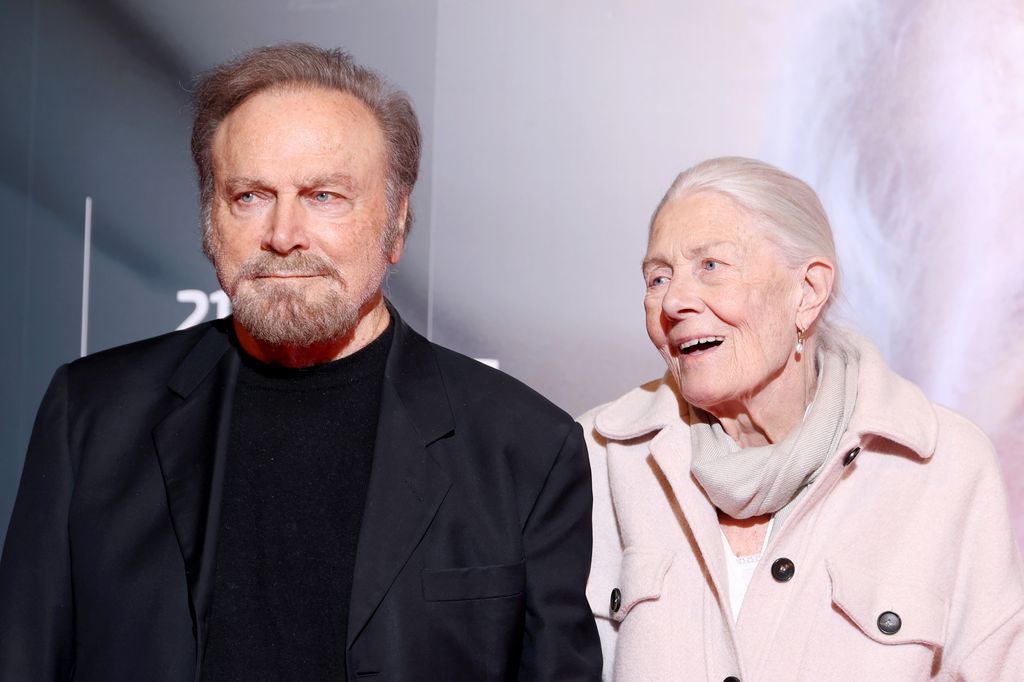 '60s movie star, 88, looks incredibly ageless in glamorous red carpet ...