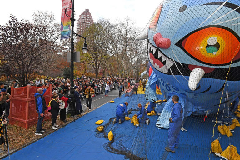 Thousands gather to watch new Macy’s Thanksgiving Day Parade balloons ...