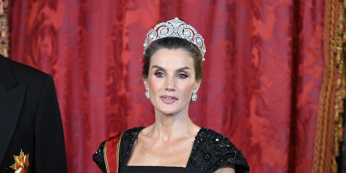 Después de 7 años, la reina Letizia vuelve a ponerse la espectacular ...