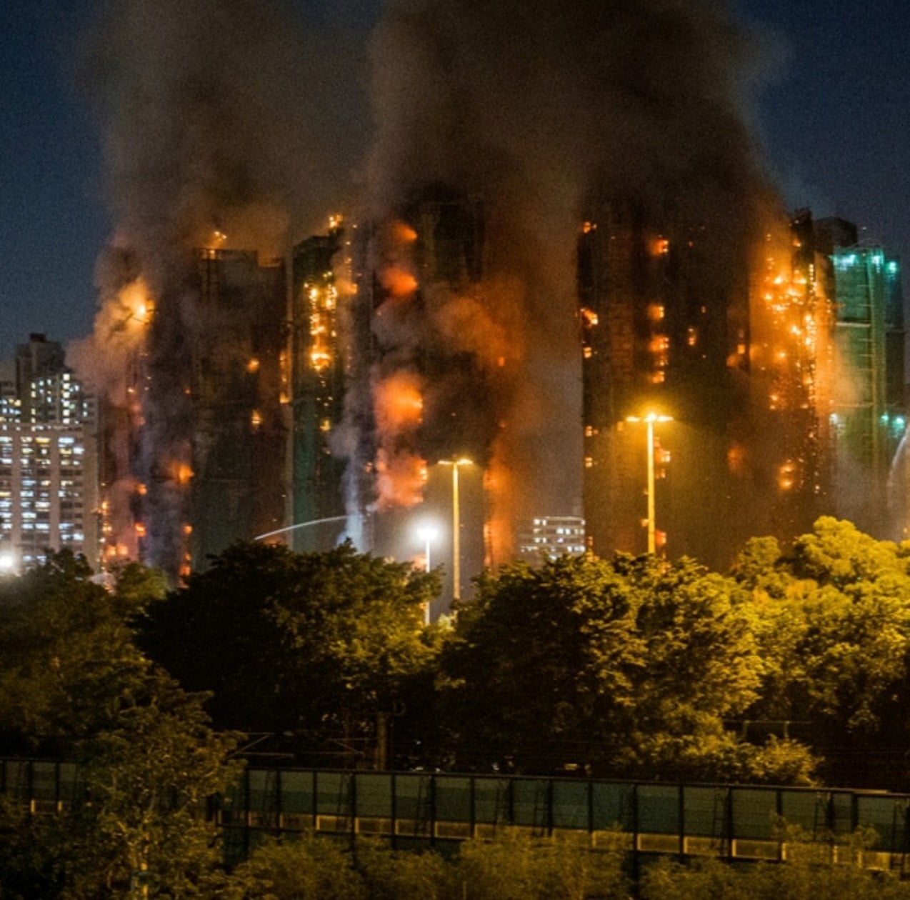 Χονγκ Κονγκ: Στους 83 οι νεκροί από τη φωτιά στους ουρανοξύστες ...