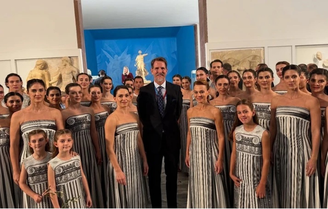 Αρχαία Ολυμπία: Παρών ο Παύλος Ντε Γκρες στην αφή της Ολυμπιακής Φλόγας ...