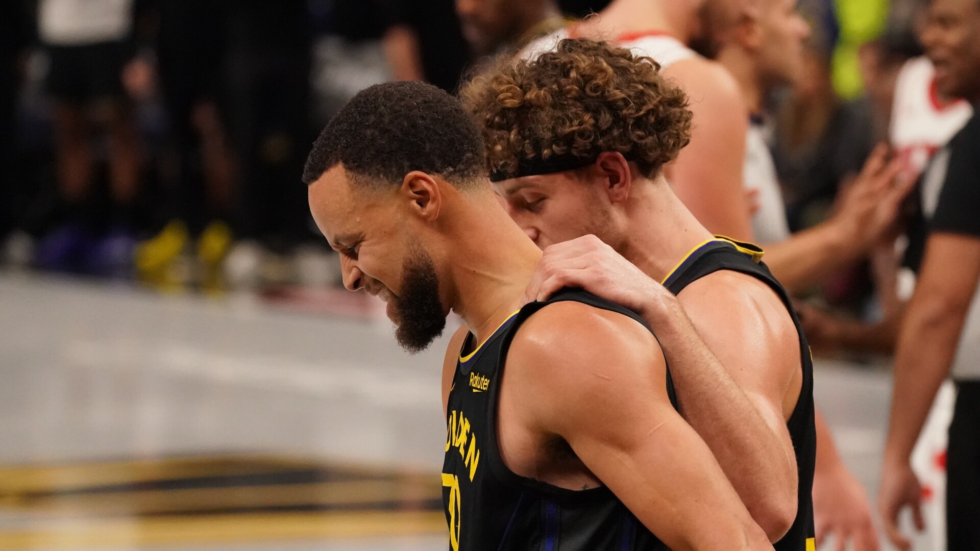 Stephen Curry suffers quad contusion, to have MRI after limping off ...