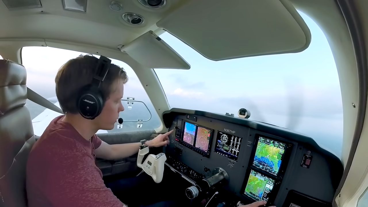 Watch How One Pilot Handled Lost Comms at Night Like a Pro