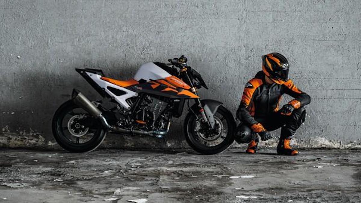 KTM 990 DUKE 2026: la nuova livrea infiamma la strada, DNA sportivo intatto
