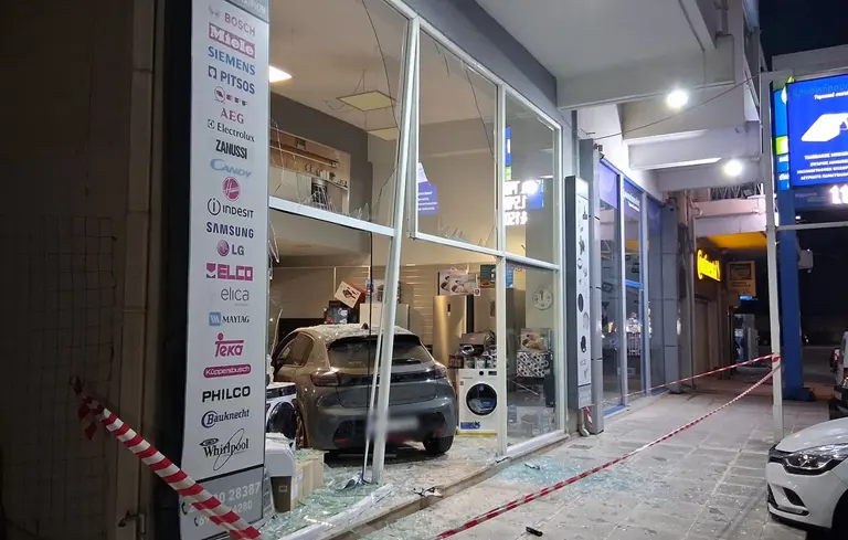 Ναύπλιο: Αυτοκίνητο «μπήκε» σε κατάστημα, στο νοσοκομείο η οδηγός ΦΩΤΟ