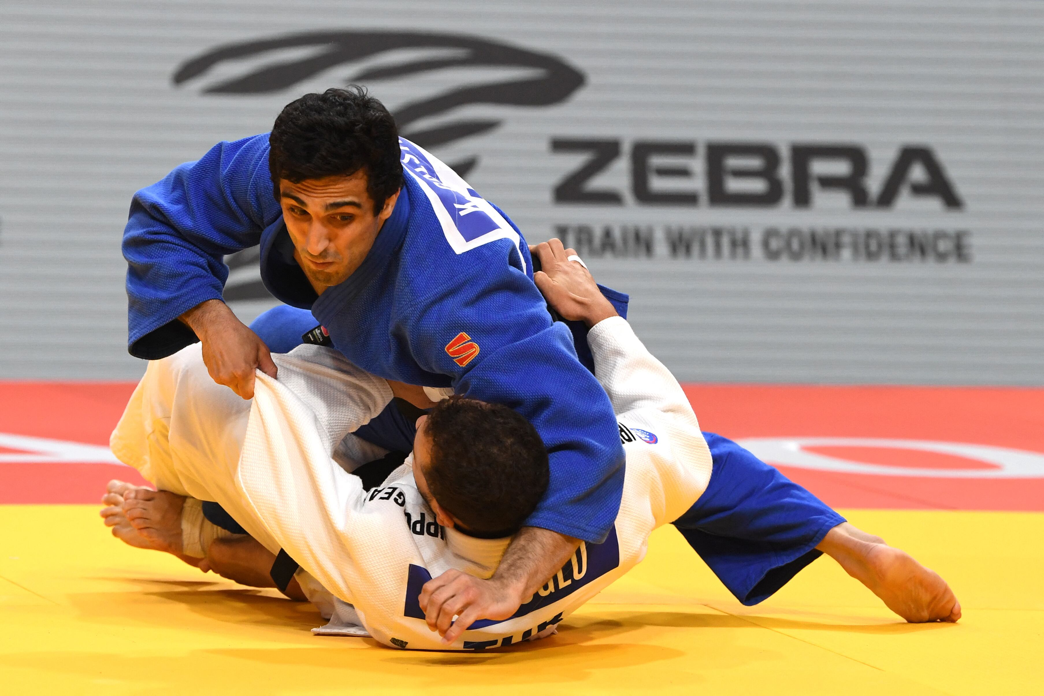La Fédération internationale de judo réintègre la Russie avec «hymne ...