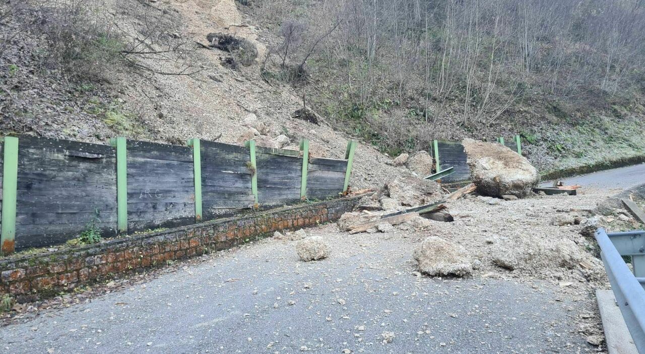 Frana ad Alano, grandi massi e detriti invadono la strada. Provinciale ...