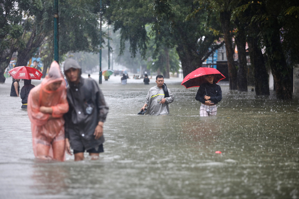 Photos show Indonesia’s search for victims after deadly floods and ...