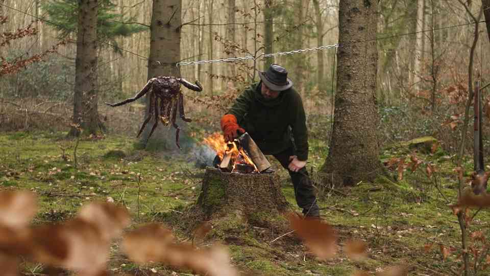 How Is This Huge King Crab Flambéed and Eaten on a Rope?
