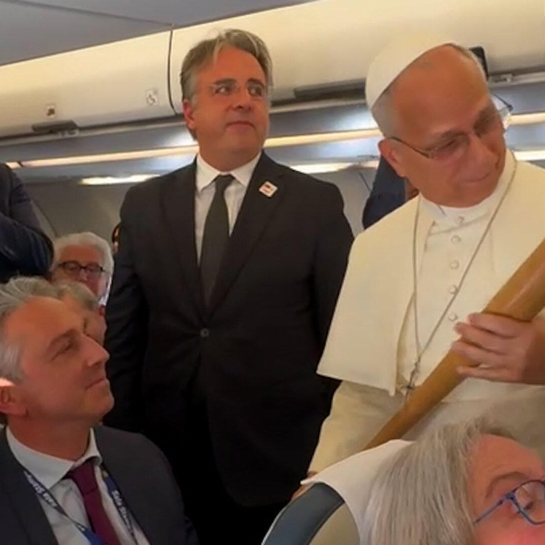 CBS reporter gifts Pope Leo a family heirloom White Sox bat on papal plane