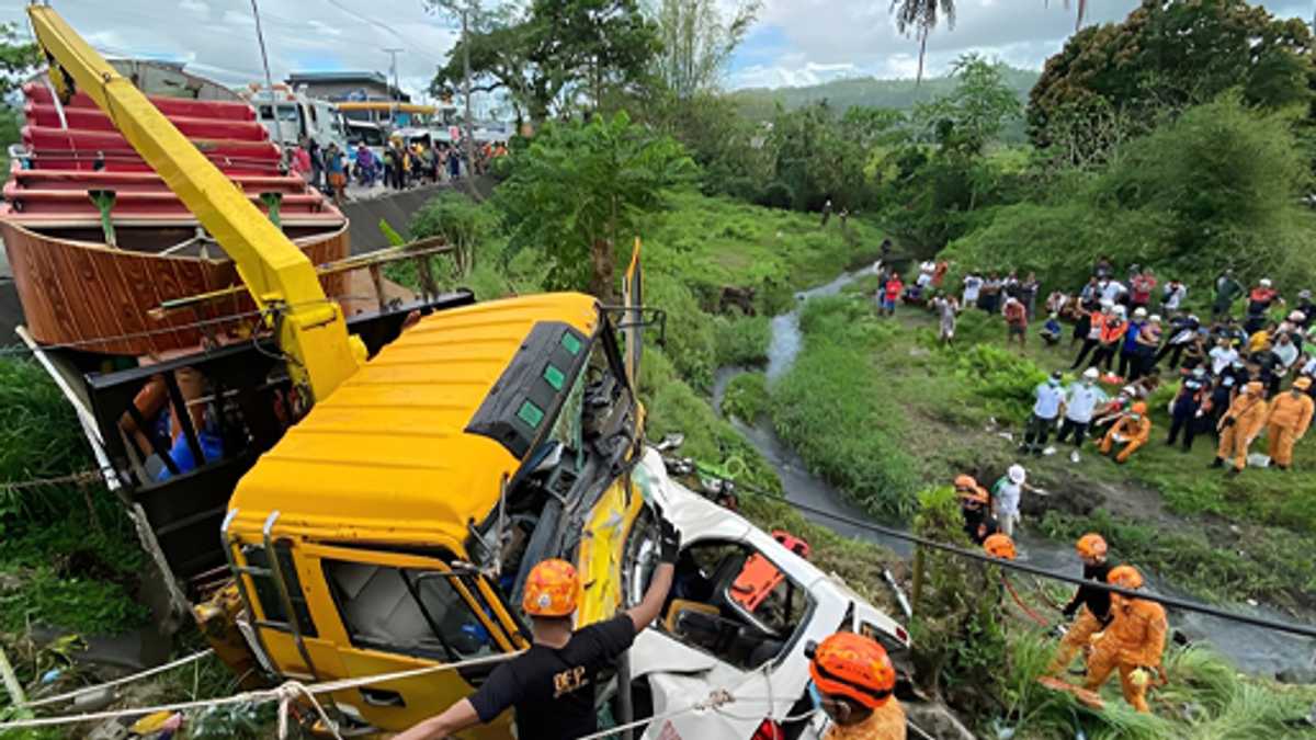Massive road tragedy in Albay: Only two survive crash that killed 11 on ...