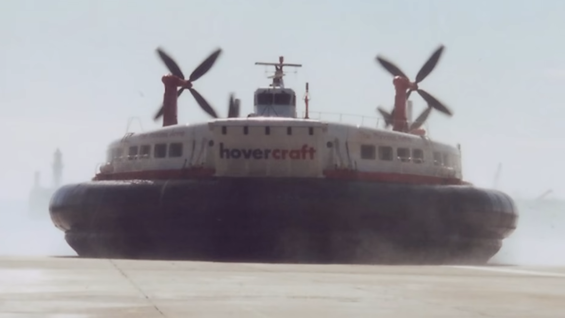 US Navy LCAC – The hovercraft that goes to war