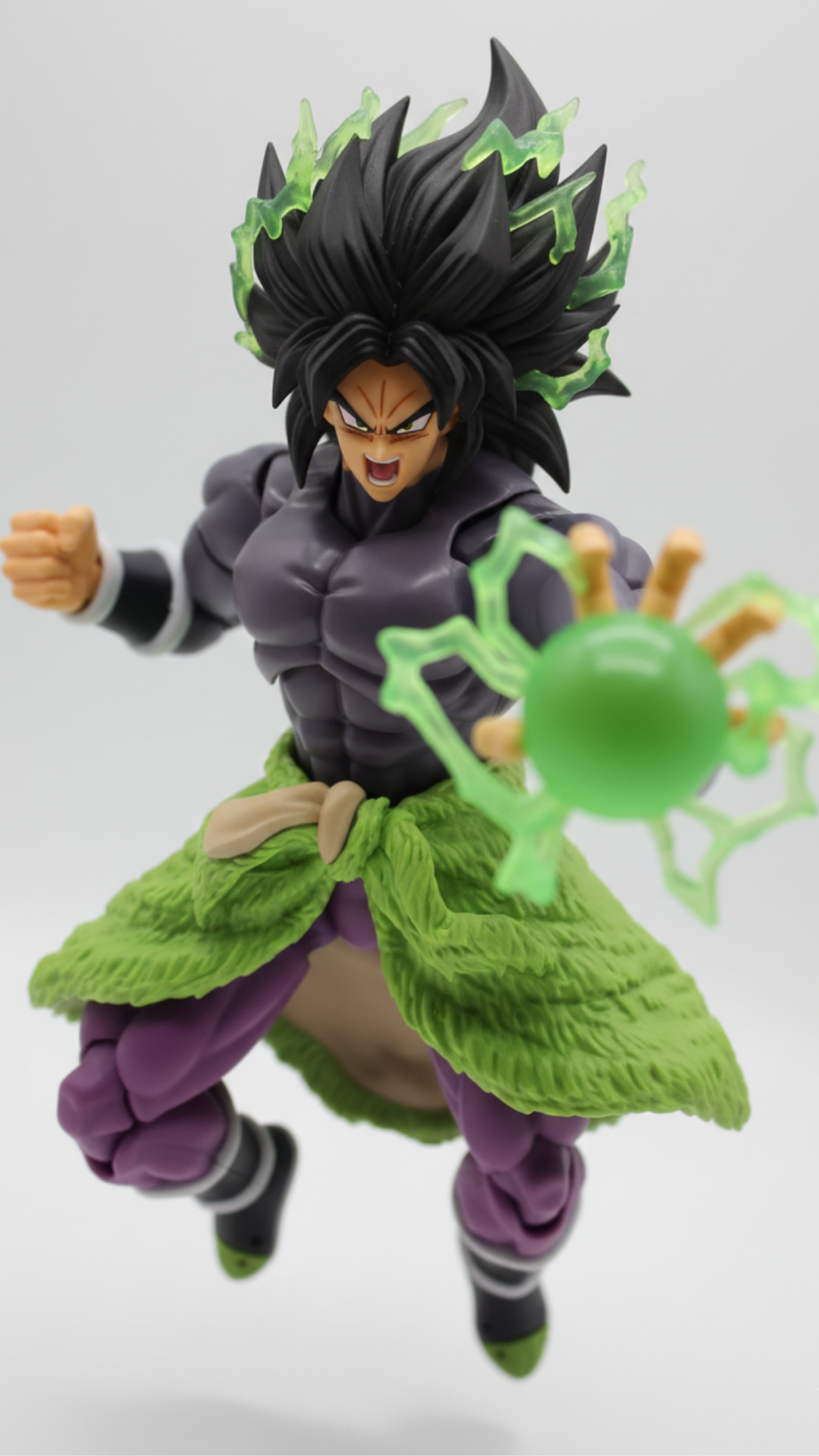 Unleashing Legendary Super Saiyan Broly – Epic Toy Photography!