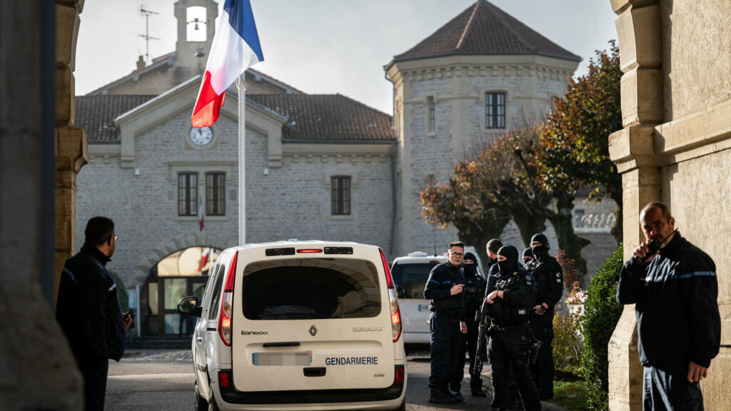 French inmates escape from Dijon prison 'using bed sheets'