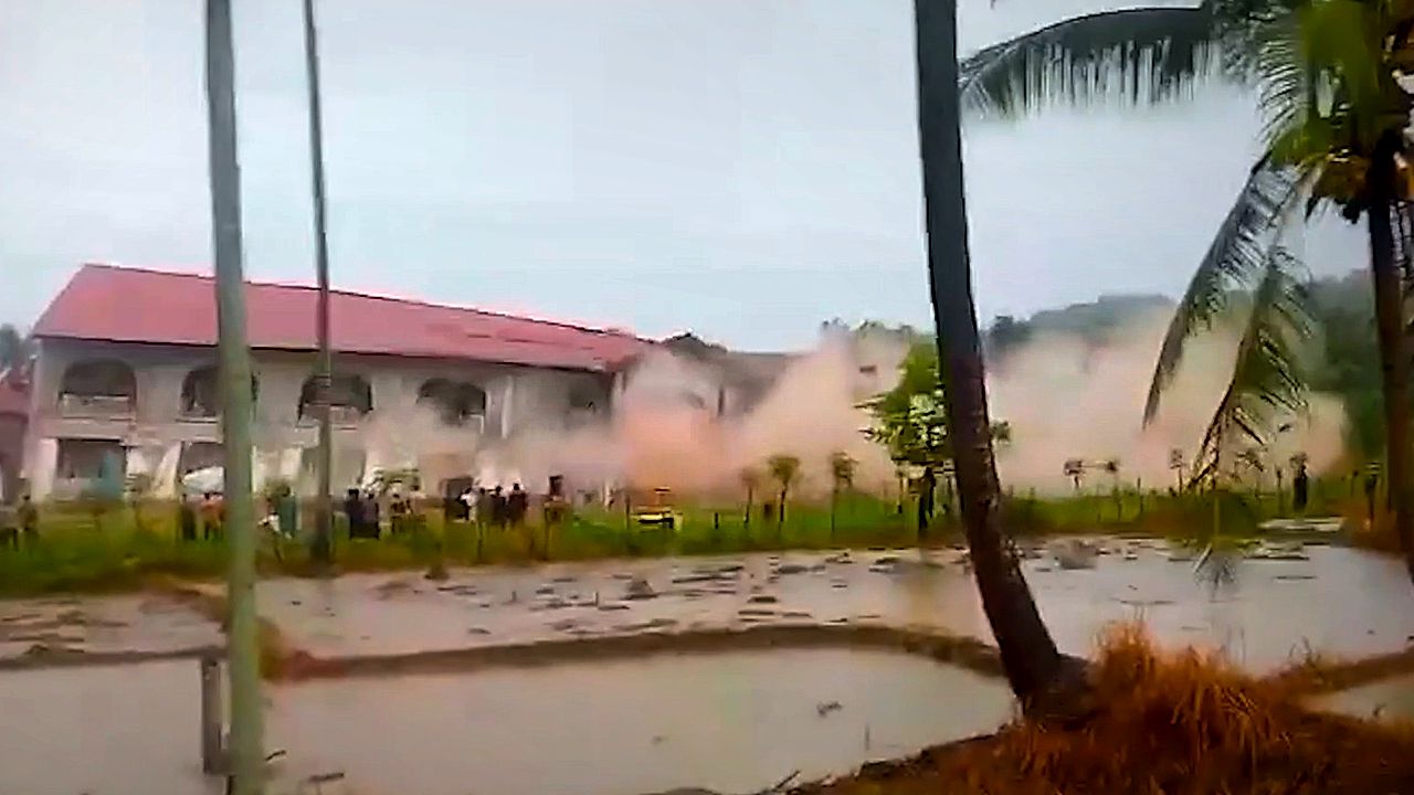 Massive school building plunges into raging river, students watching in ...