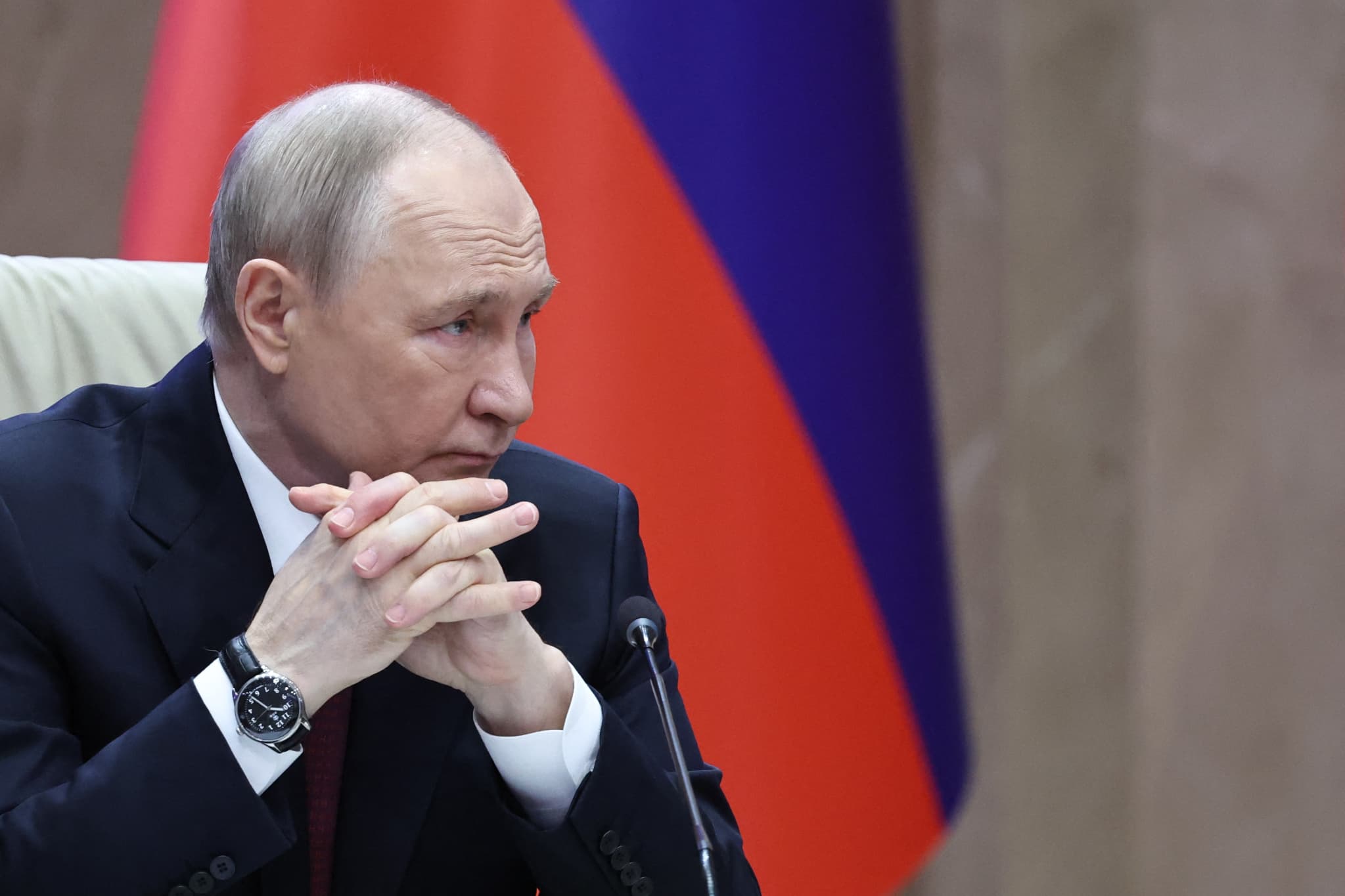 Vladimir Poutine affirme qu'il "cessera les hostilités" si l'armée ...