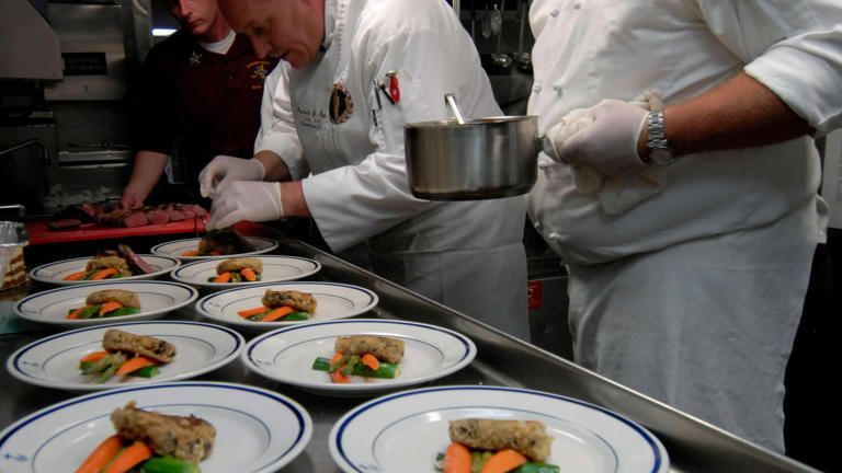 10 Small Restaurant Details Chefs Say Guests Seldom Notice