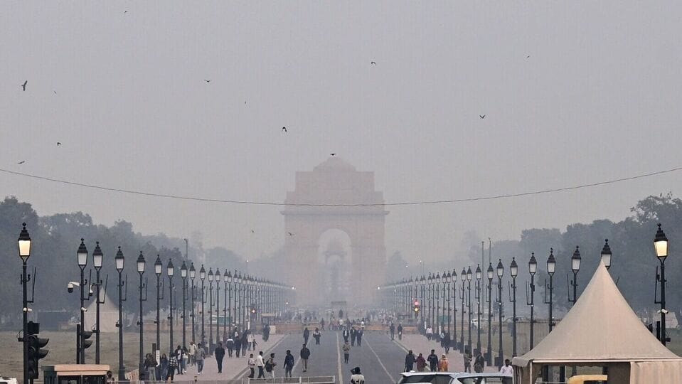 Delhi gasps for breath: Air quality in 'very poor' zone for 14th day ...
