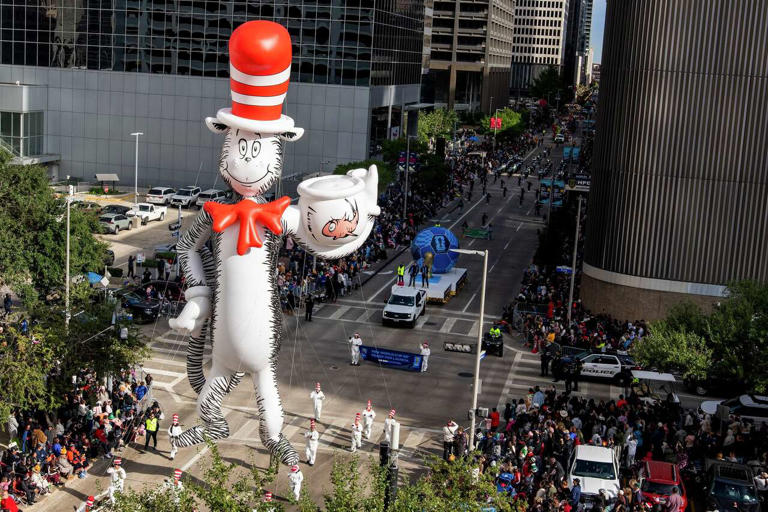 Houston's H-E-B Thanksgiving Day Parade draws crowds as marching bands ...