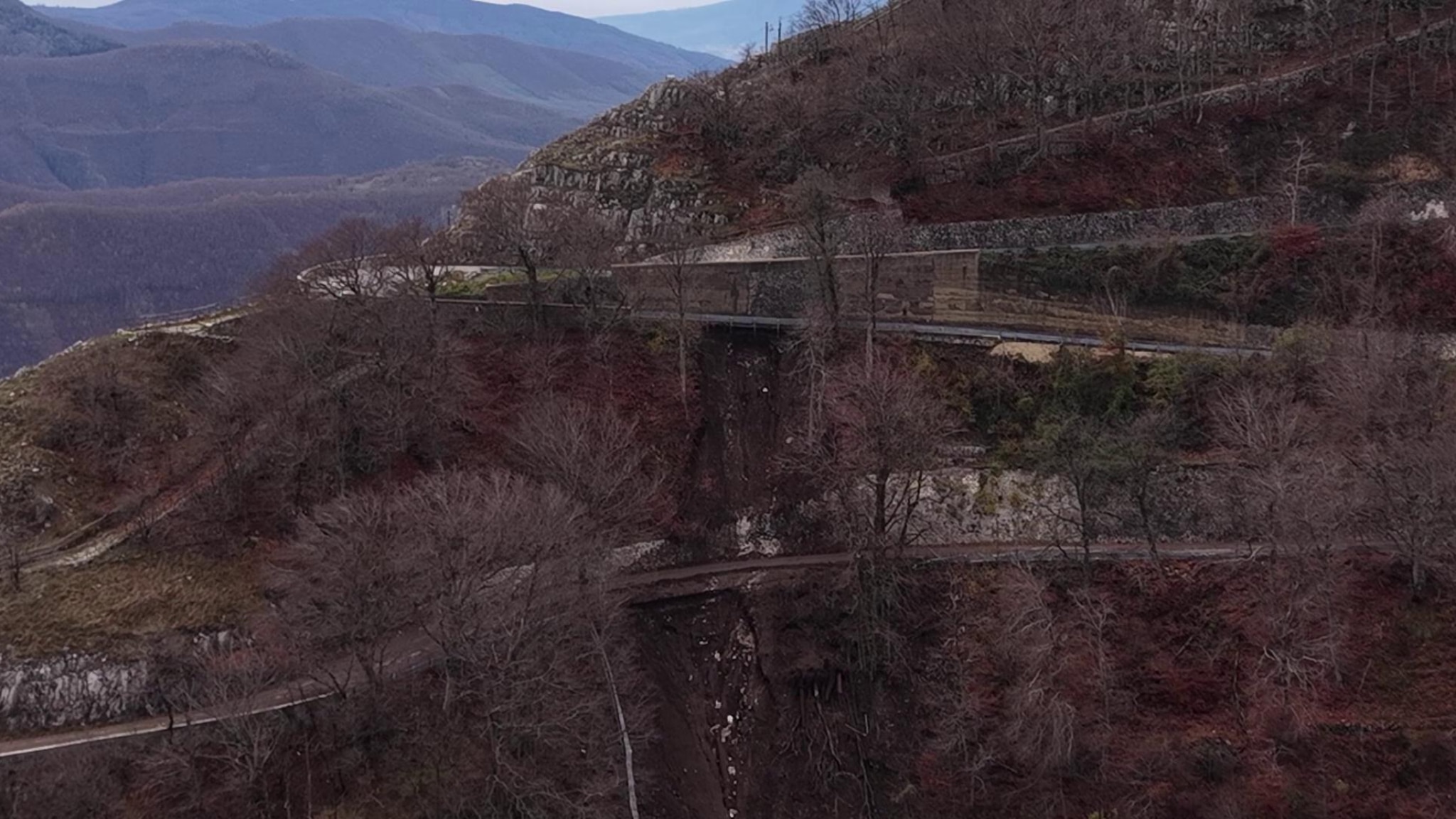 Frana blocca la strada per il Santuario di Montevergine: le immagini ...