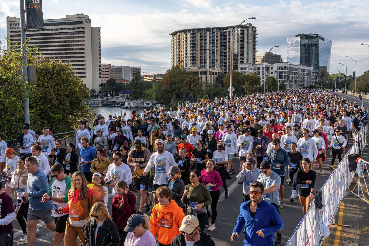 Thousands run in Austin's ThunderCloud Subs Thanksgiving Turkey Trot ...
